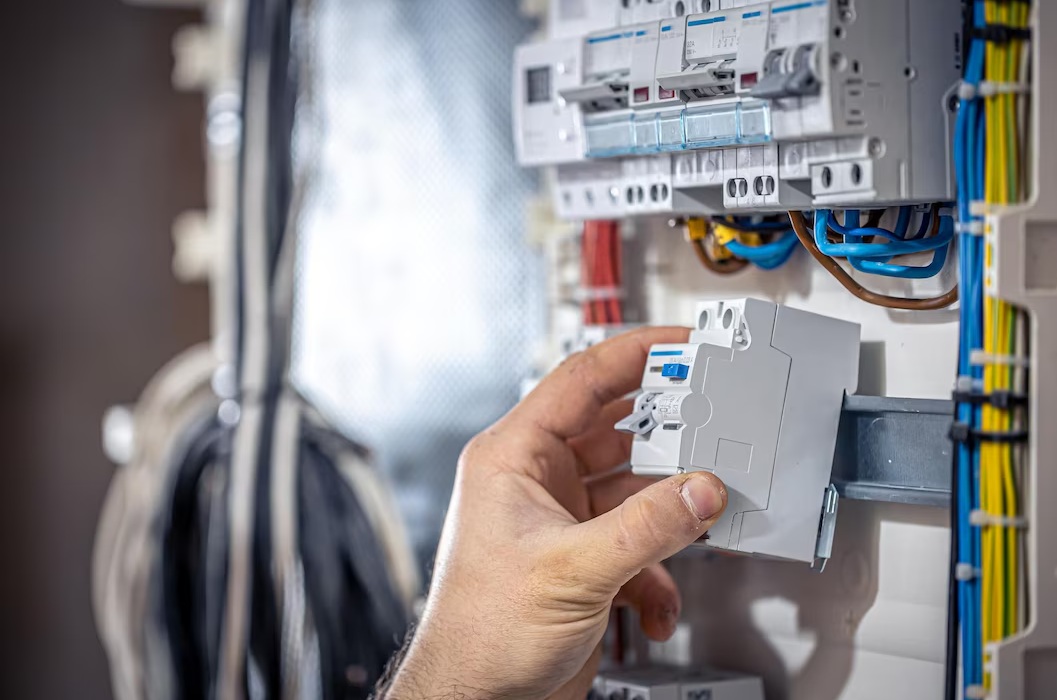 The Most Common Symptoms of a Failing Circuit Breaker - Champion Services
